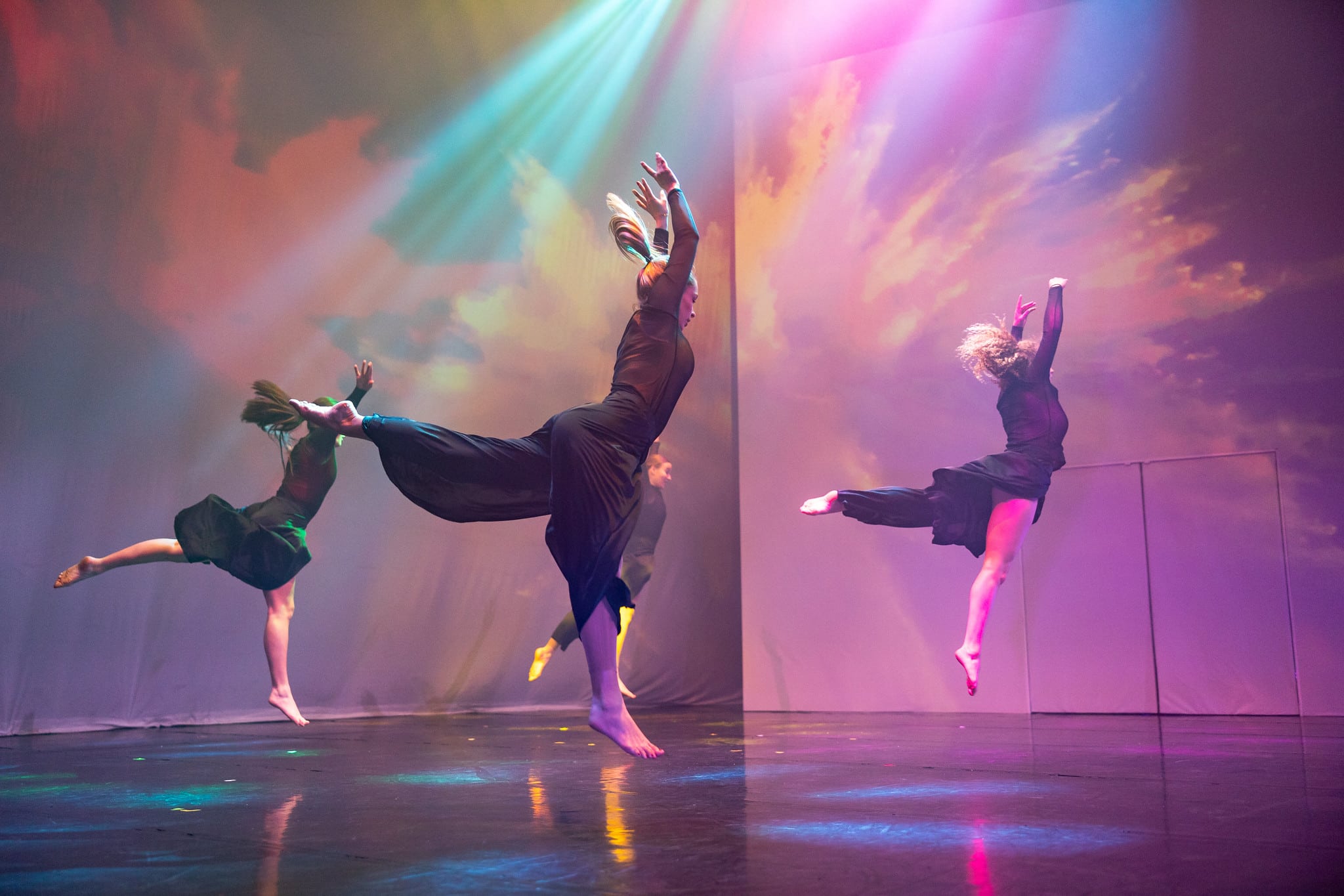 Wellington dancers storm the Annenberg - Wellington College